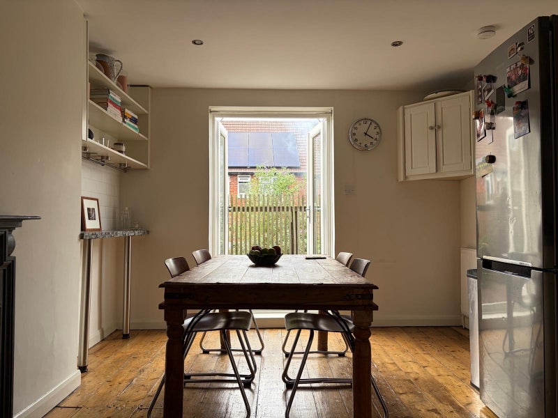 'Double room in quiet street in Brixton Hill' Room to Rent from SpareRoom