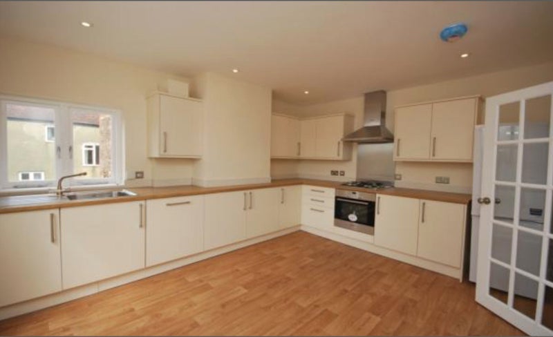 '5 meter x 3.5 meter luxury super king size room' Room to Rent from ...