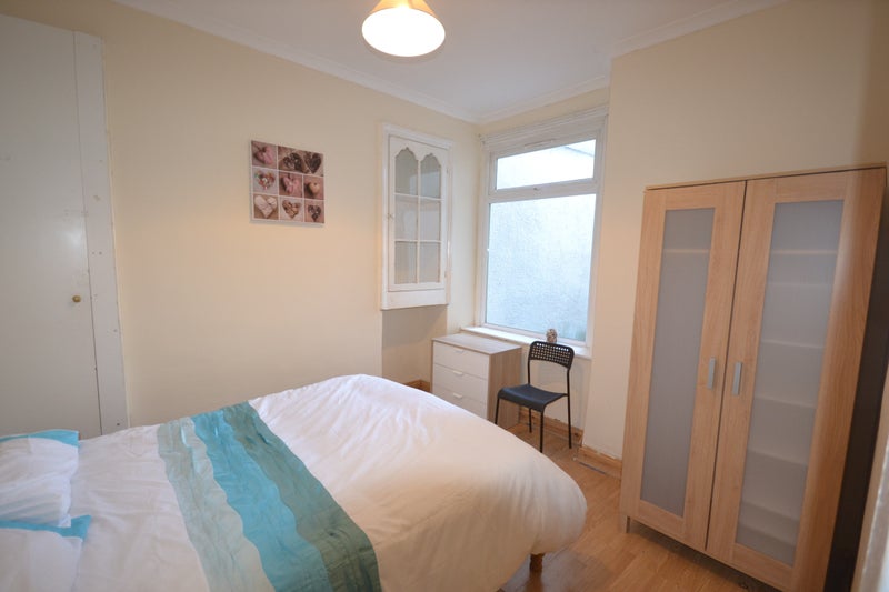 'Professional House Share, All Bills Included ' Room to Rent from SpareRoom