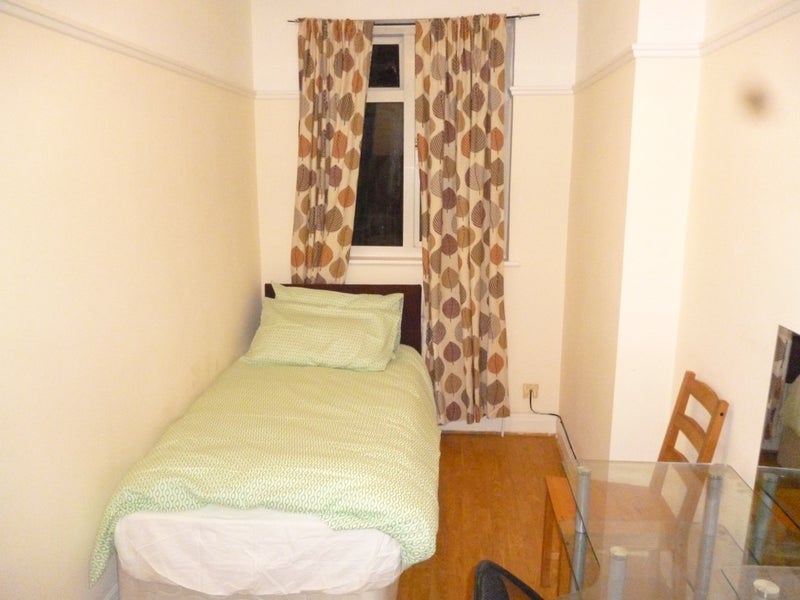 'Very Nice And Spacious Single Room To Rent In West' Room to Rent from ...