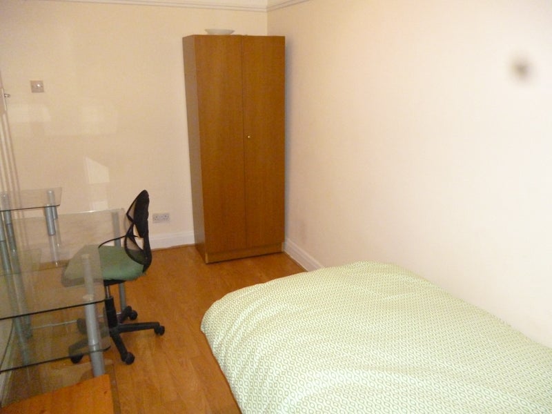 'Very Nice And Spacious Single Room To Rent In West' Room to Rent from ...