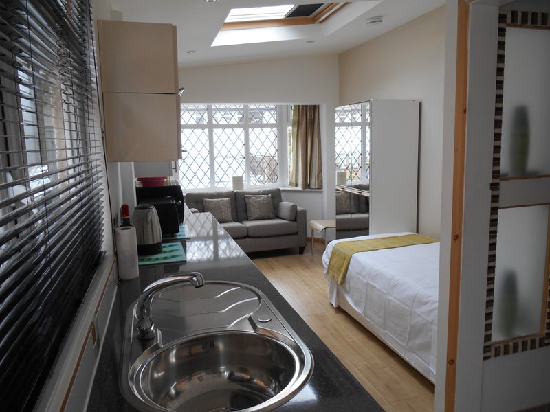 'Serviced Studio self contained single person' Room to Rent from SpareRoom