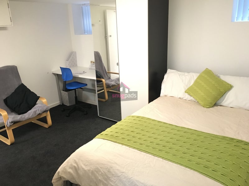 'Modern Bedsit rooms near Salford Royal Hospital' Room to Rent from ...