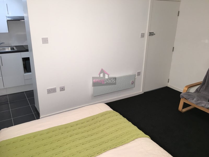 'Modern Bedsit rooms near Salford Royal Hospital' Room to Rent from ...