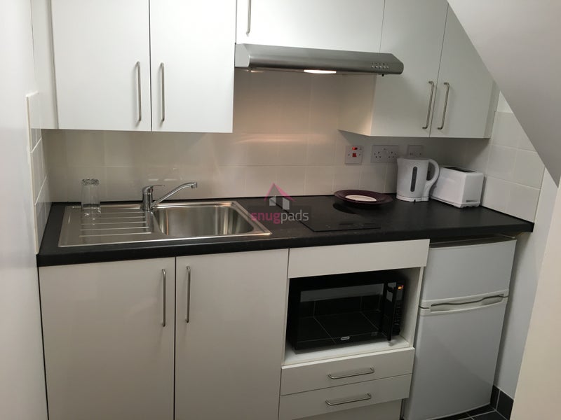 'Modern Bedsit rooms near Salford Royal Hospital' Room to Rent from ...