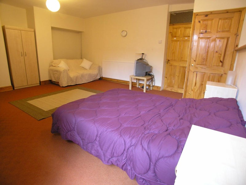 'Large bedsit with en-suite - includes all bills' Room to Rent from ...
