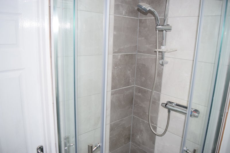'Large 15sqm double room, professional or students' Room to Rent from ...