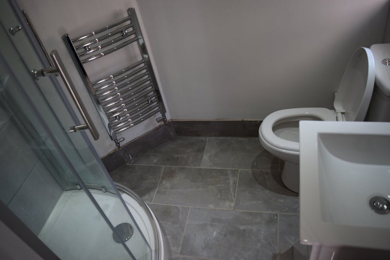 'Large 15sqm double room, professional or students' Room to Rent from ...