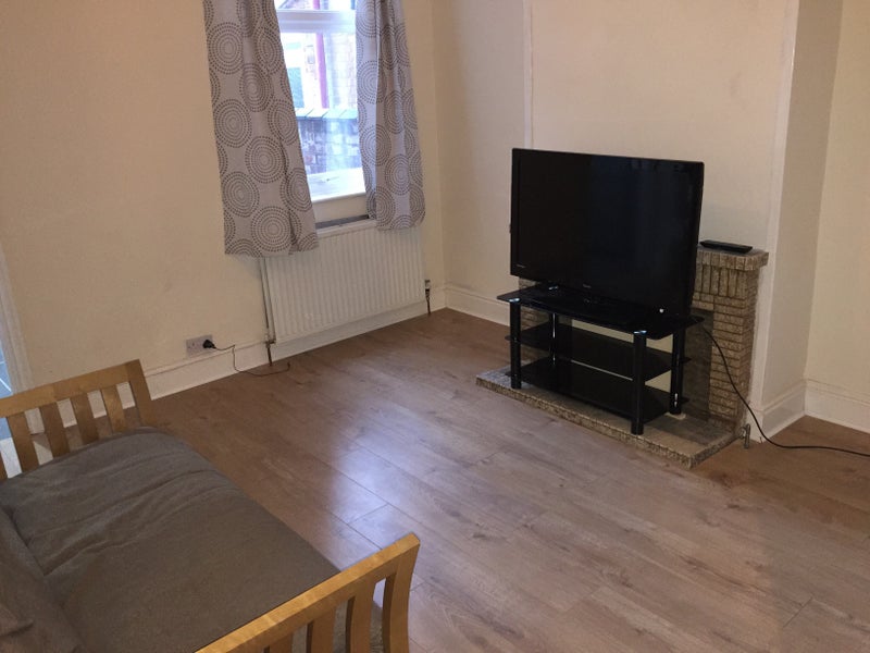 'Large 15sqm double room, professional or students' Room to Rent from ...