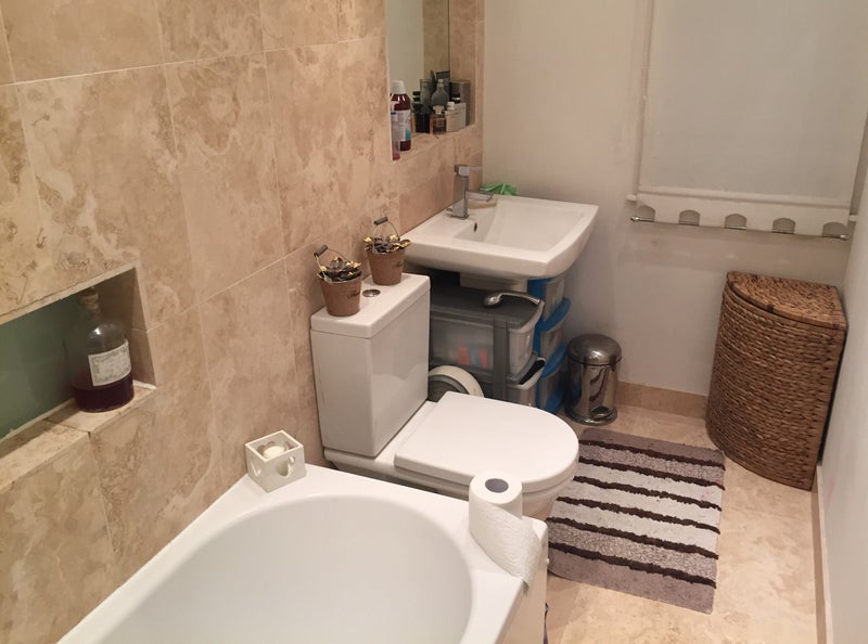 'King Size Bed, Sky Multi Room Box, Bills Inc ' Room to Rent from SpareRoom