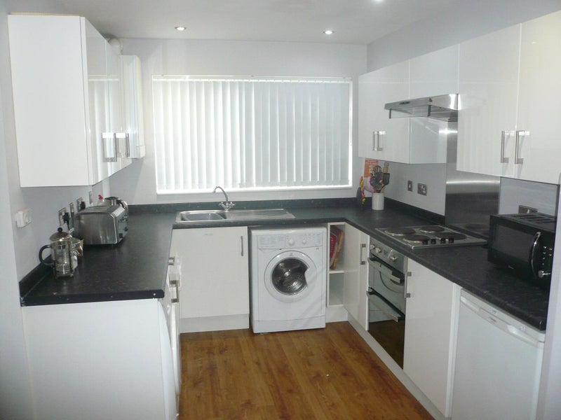 'Near Station, Town, Barclays coach and University' Room to Rent from ...