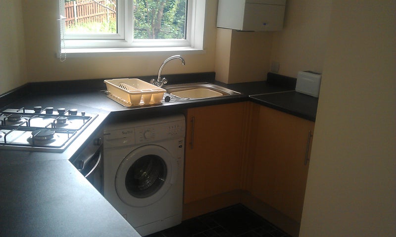 'Newly redecorated bedsit in Horsham' Room to Rent from SpareRoom