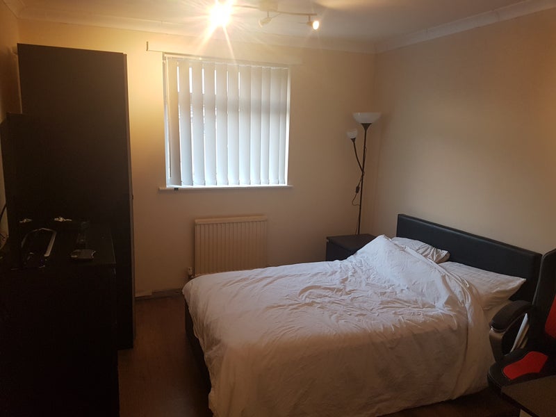 'Newly refurbished room for young professionals.' Room to Rent from ...