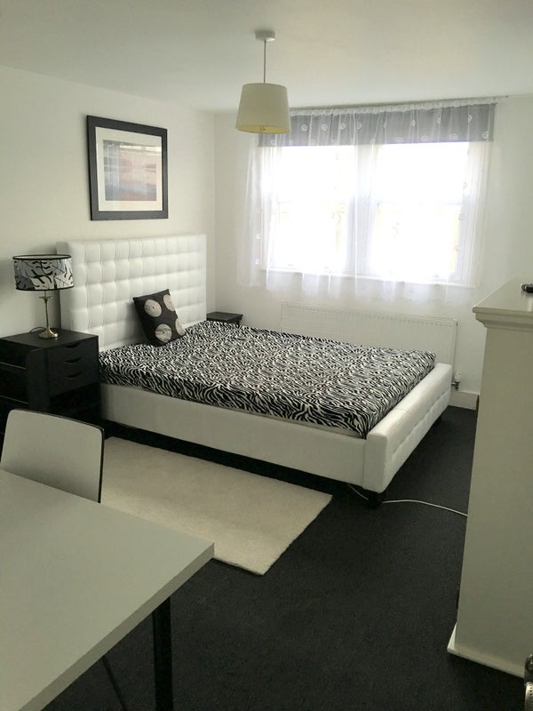 'Very warm, clean and cosy double room, West Ealing' Room to Rent from ...