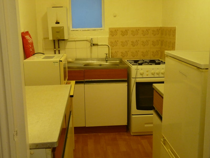'Newly Decorated Large Bedsit For One , Own Kitchen' Room to Rent from ...