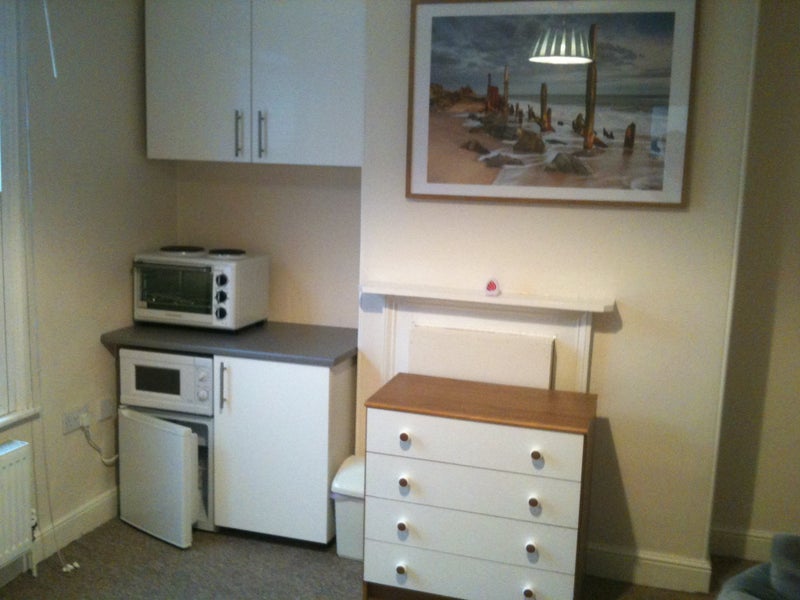 'Single En-suite room with private kitchenette' Room to Rent from SpareRoom