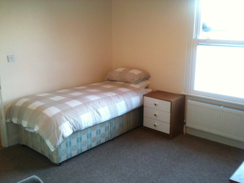 'Single En-suite room with private kitchenette' Room to Rent from SpareRoom