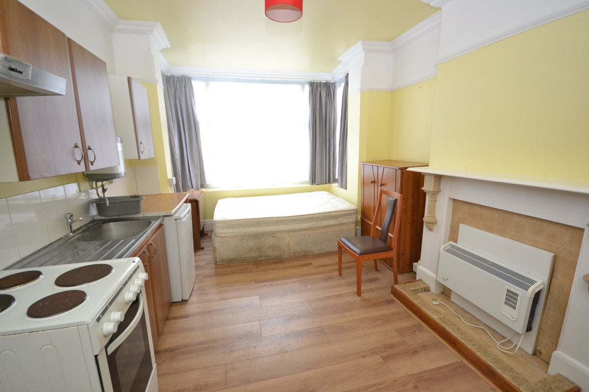  Large Bedsit Available Now London Road Reading Room To Rent From