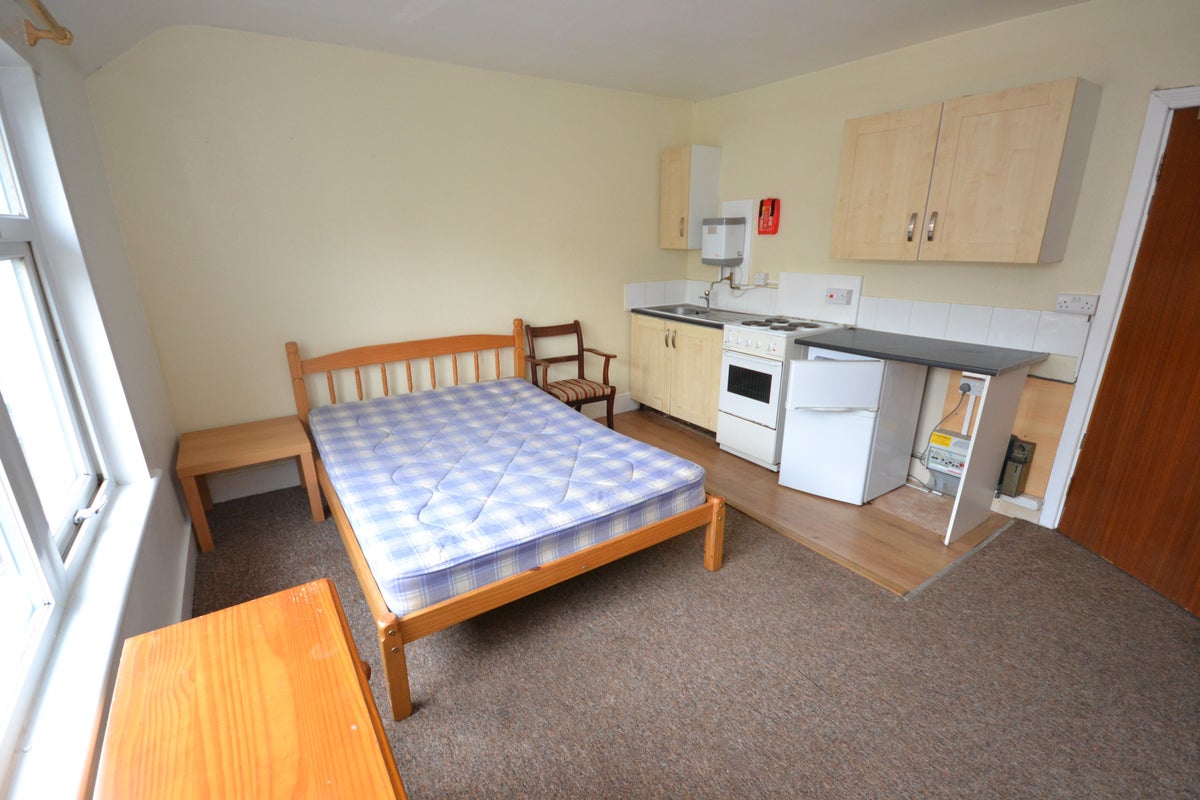 Large Bedsit Available Now London Road Reading Room To Rent From Large Bedsit Available Now London Road Reading Room To Rent From