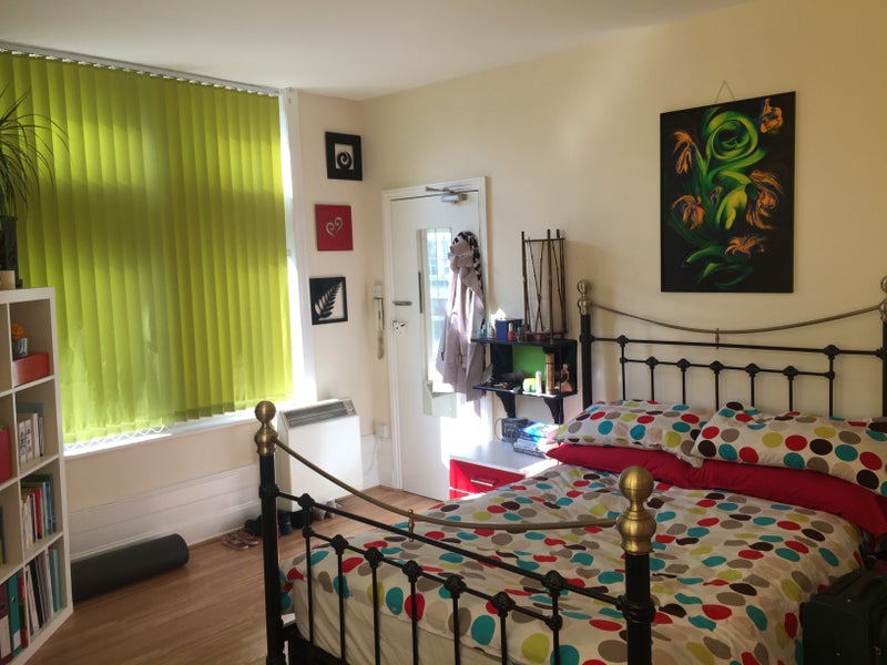 'Bright double bedsit/studio in Greenwich' Room to Rent from SpareRoom