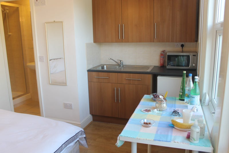 'Double Private Ensuite/Kitchenette ' Room to Rent from SpareRoom