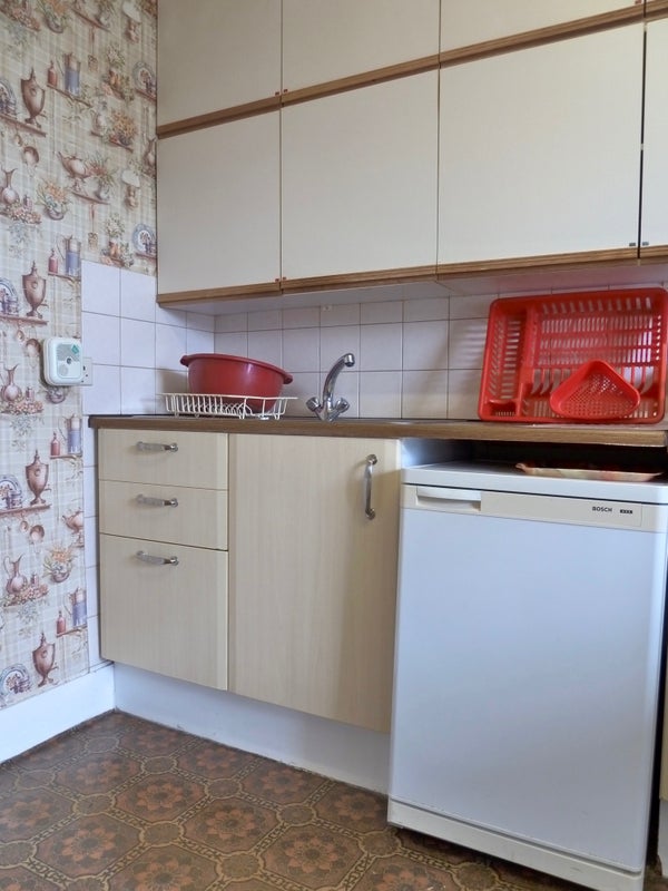 'One Large Furnished Single Bedsit Plus kitchen' Room to Rent from ...
