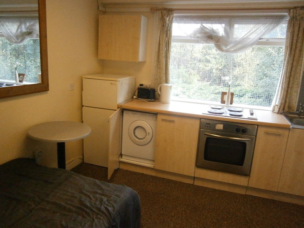  Compact Self Contained Furnished Bedsit Flat Room To Rent From SpareRoom