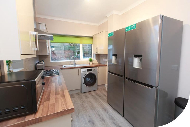 'Superb Double room - close to tram and ASDA' Room to Rent from SpareRoom