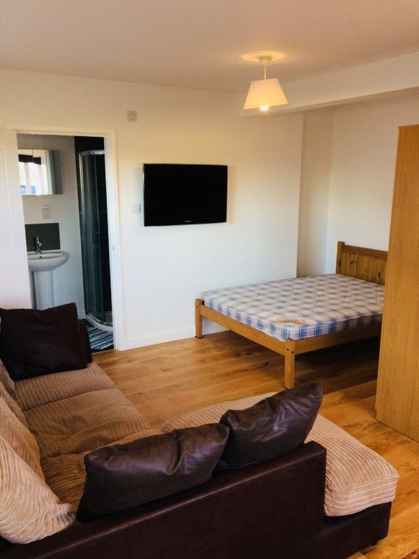 'Self contained room,ensuite,integrated kitchen' Room to Rent from ...