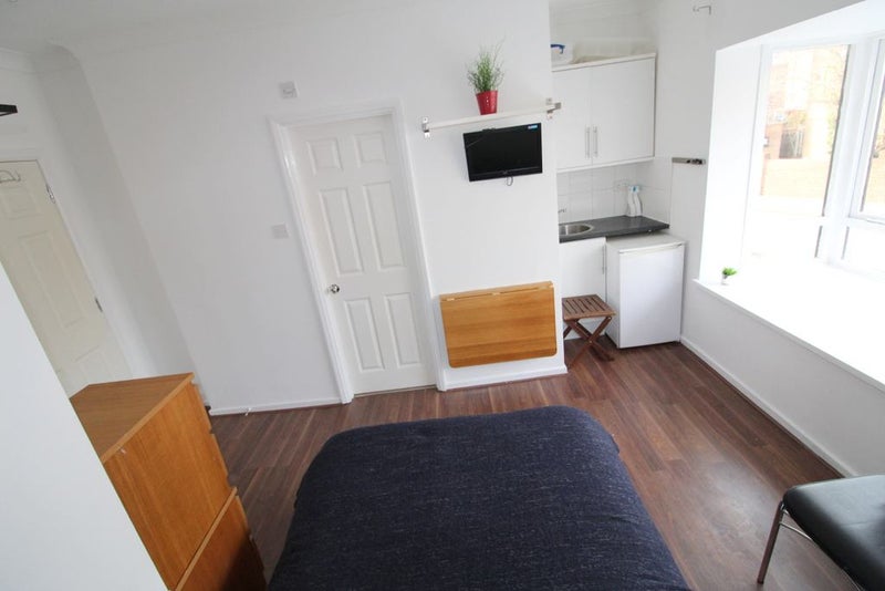 'Beautiful Bedsit In Canary Wharf ' Room to Rent from SpareRoom