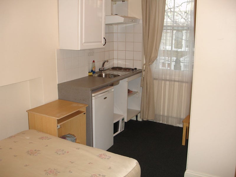 'A good size bedsit with kitchenette and private sh' Room to Rent from ...