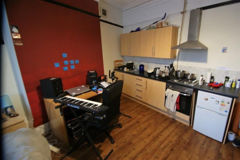 'Modern Bedsit - own kitchen, shared bath' Room to Rent from SpareRoom