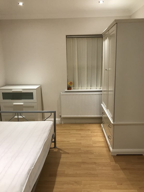 'Spacious small double room (£680 bills included)' Room to Rent from ...