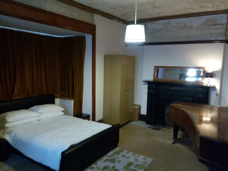 '5 rooms to let in central Swansea scruffy house' Room to Rent from ...