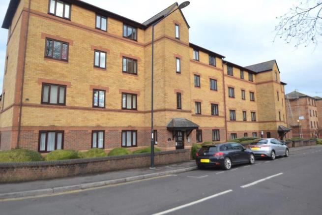 '2 Bedroom Flat Corinthian Court Bristol' Room to Rent from SpareRoom