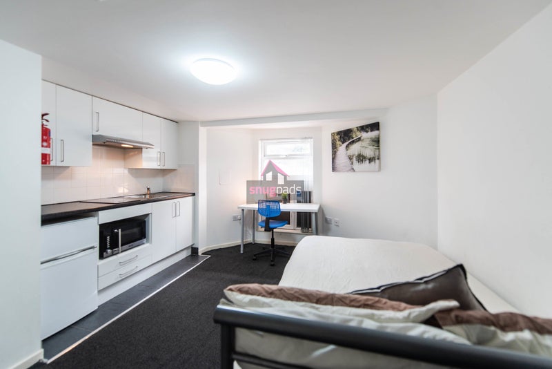 'Modern bedsit inc private kitchen inc most bills ' Room to Rent from ...