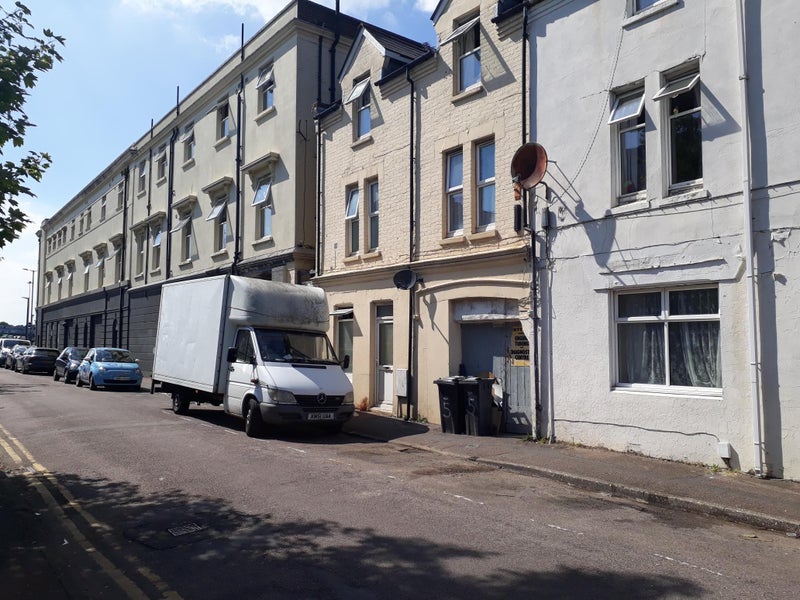 'Room Close to Train Station and Asda' Room to Rent from SpareRoom