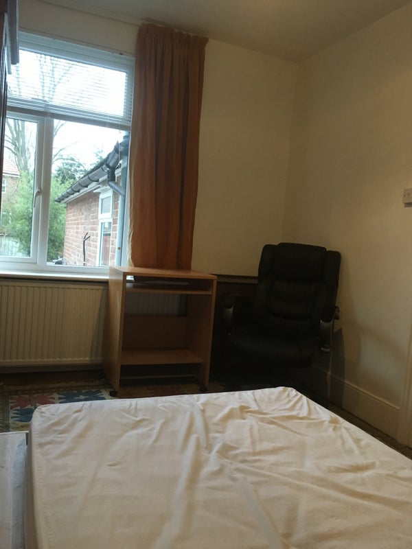'Large single bedsit room' Room to Rent from SpareRoom