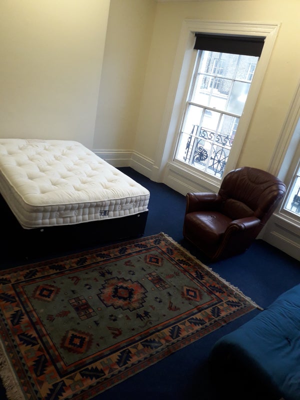 'Huge rooms for contract, and full time workers..' Room to Rent from ...