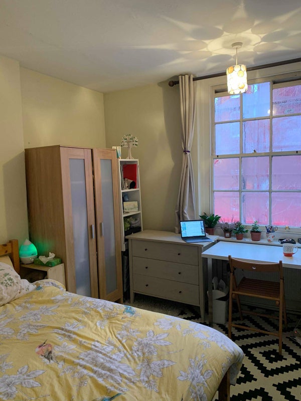 'Happy double room in Waterloo' Room to Rent from SpareRoom