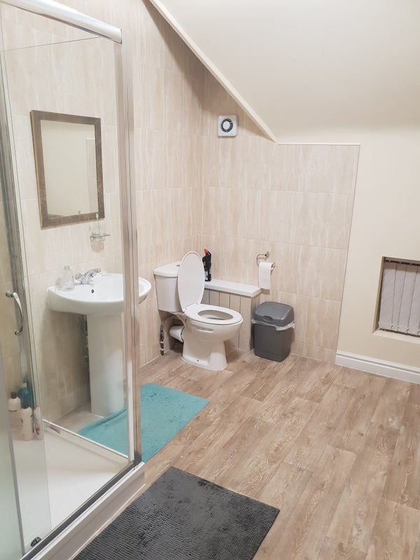 'Students looking for housemate' Room to Rent from SpareRoom