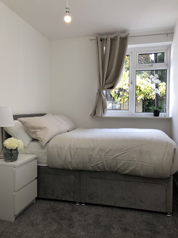 'Sunny small double in fun houseshare - No Couples' Room to Rent from ...