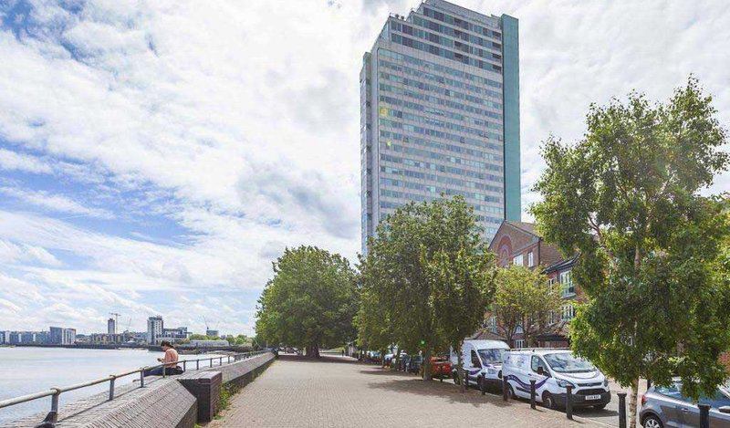 'Room to rent in 2 Bed Flat Aragon Tower / Zone 2' Room to Rent from ...