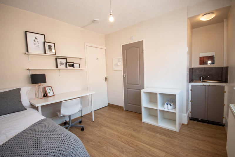 'Large Studio Apartment' Room to Rent from SpareRoom