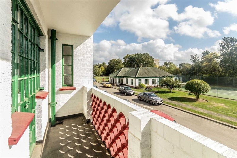 'Ealing Double-balcony, garden and swimming pool!' Room to Rent from ...