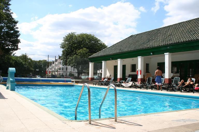 'Ealing Double-balcony, garden and swimming pool!' Room to Rent from ...
