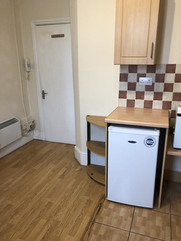 'Near Westfield single bedsit open plan kitchen' Room to Rent from ...