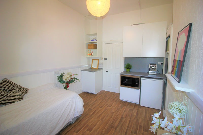'Newly Decorated Bedsit. Extremely presentable.' Room to Rent from ...