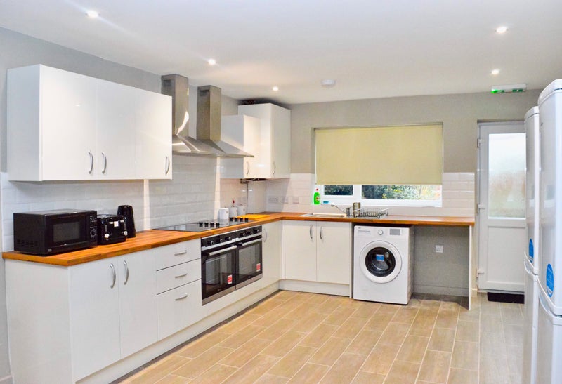 'Single/Double Room Available at Discounted Rate' Room to Rent from ...