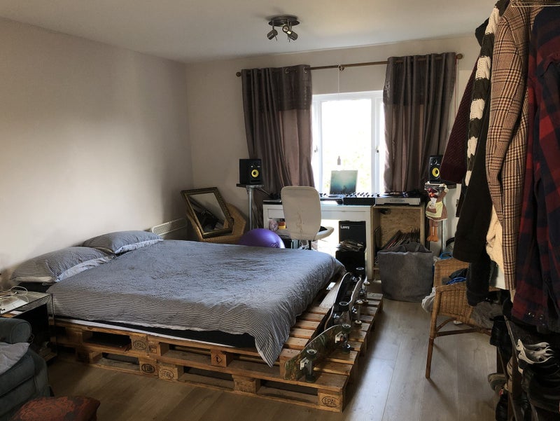 'Large Studio Flat - 15 minutes from the station' Room to Rent from ...